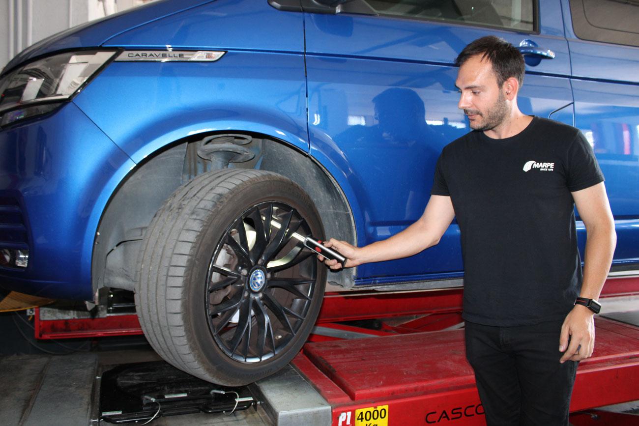 Los expertos recomiendan la revisión del vehículo antes de un viaje ...